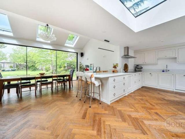 5 bed house for sale