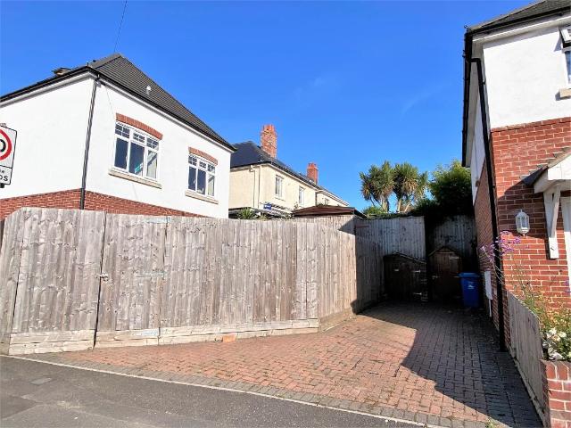 5 bed house for sale