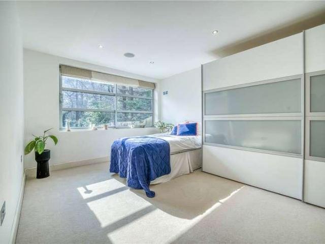 5 bed house for sale