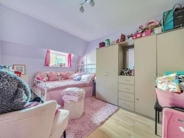 5 bed house for sale