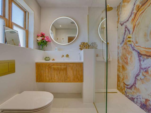 5 bed house for sale