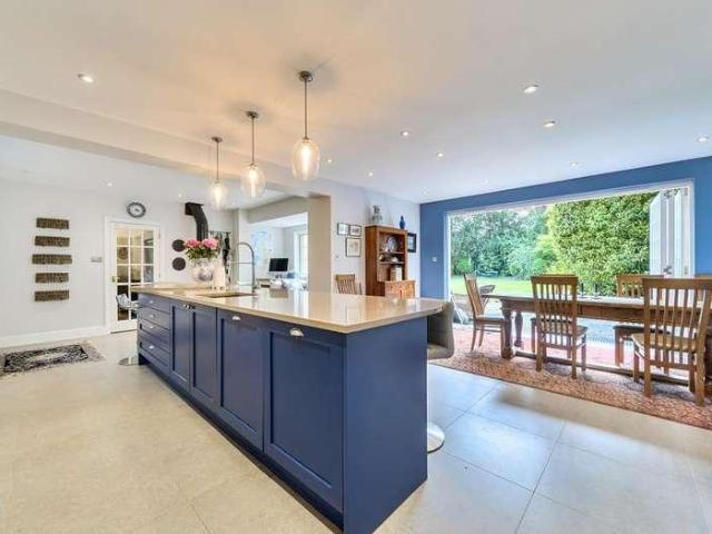 5 bed house for sale