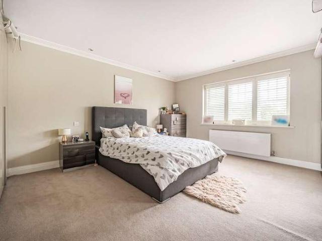 5 bed house for sale