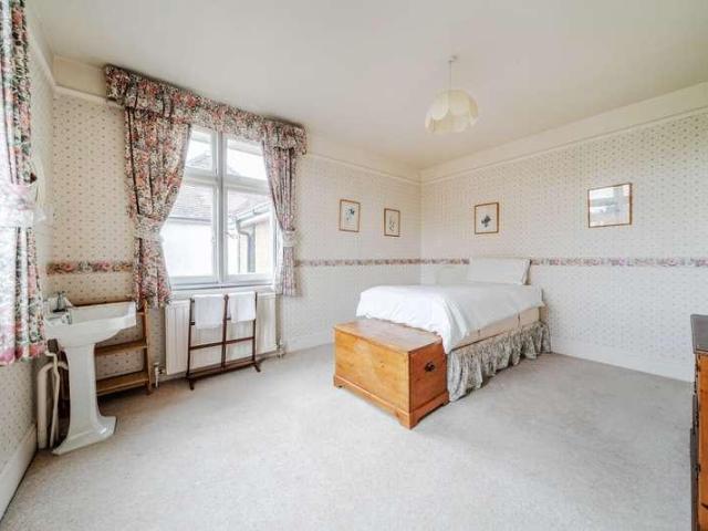 5 bed house for sale