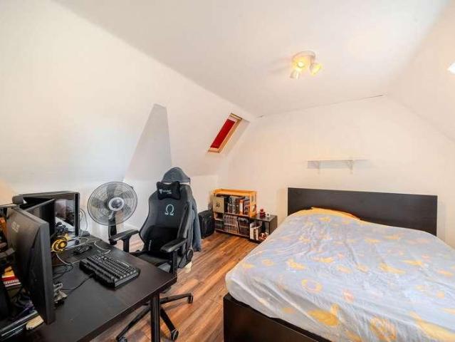 5 bed house for sale