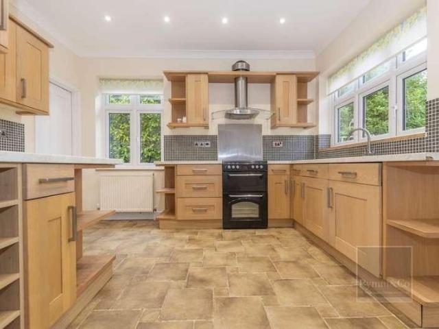 5 bed house for sale