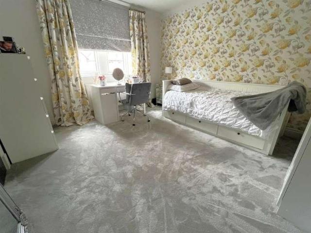 5 bed house for sale