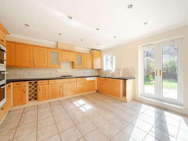 5 bed house for sale