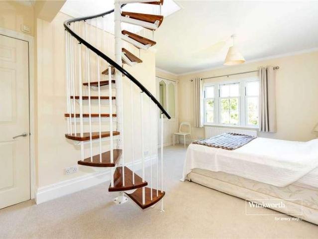 5 bed house for sale