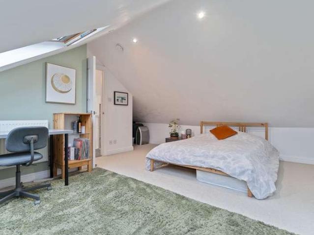 5 bed house for sale