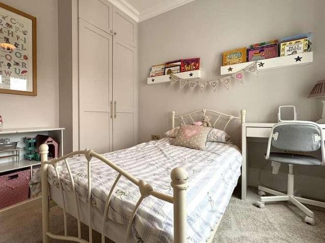 5 bed house for sale