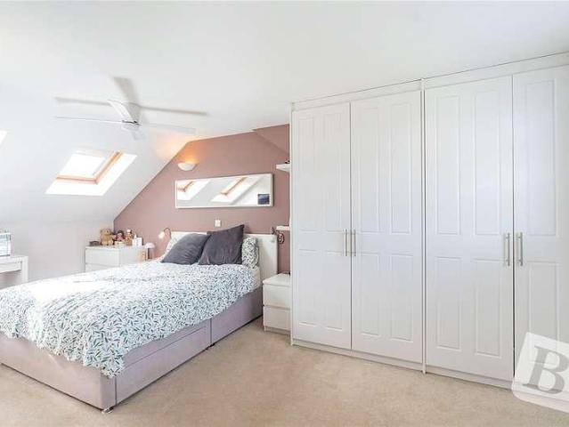 5 bed house for sale