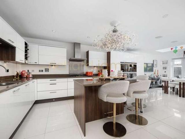 5 bed house for sale
