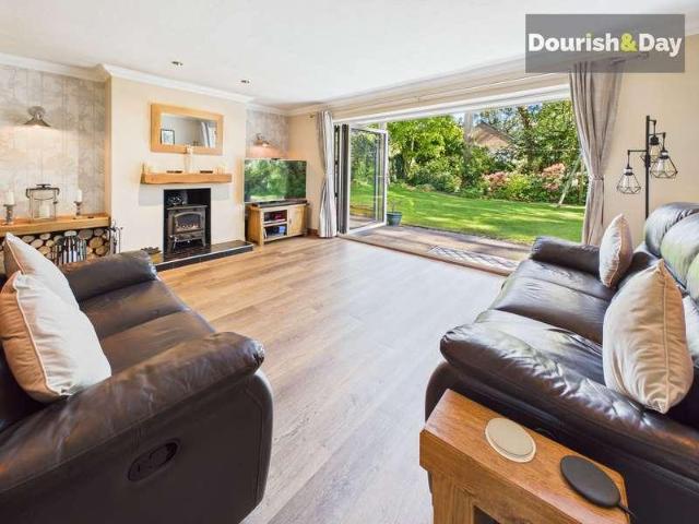 5 bed house for sale