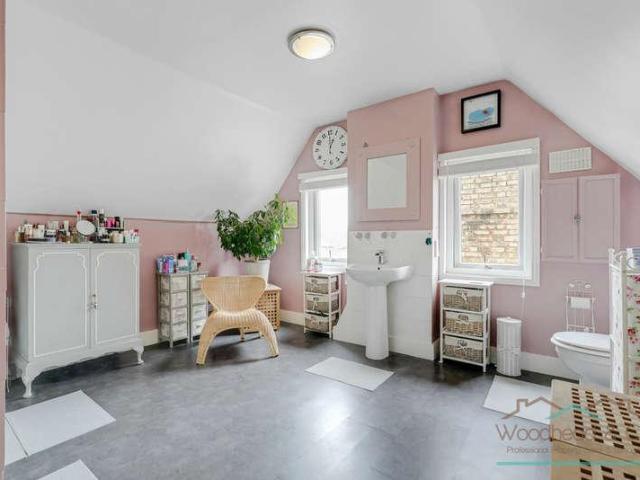 5 bed house for sale