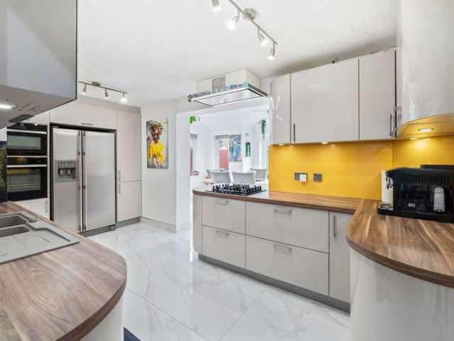 5 bed house for sale