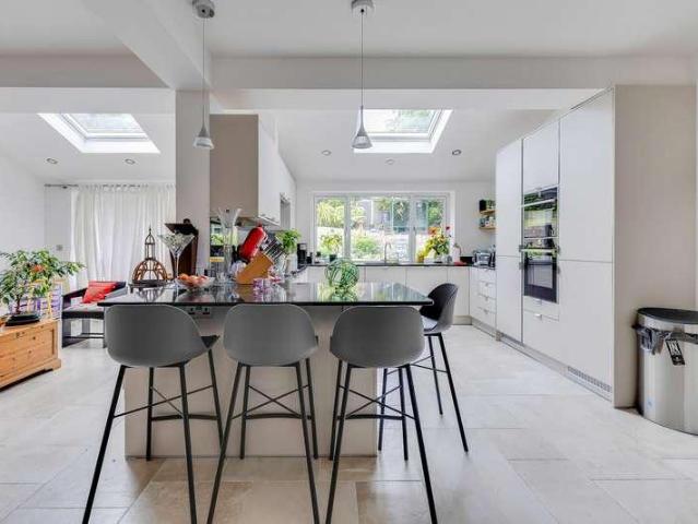5 bed house for sale