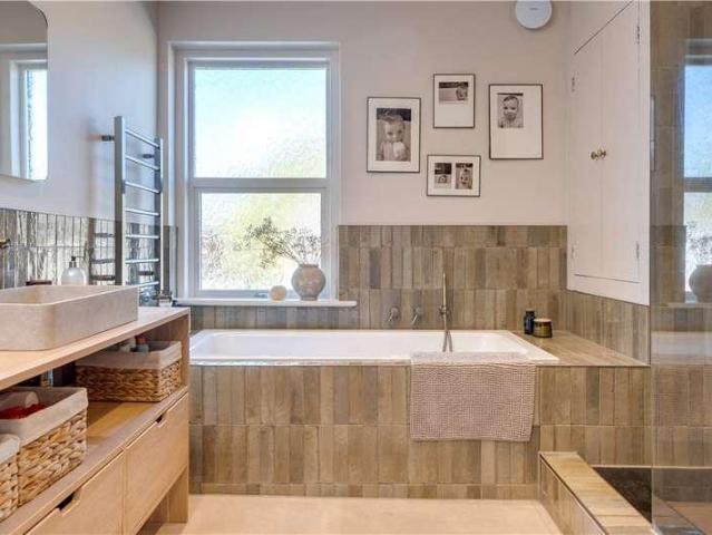 5 bed house for sale