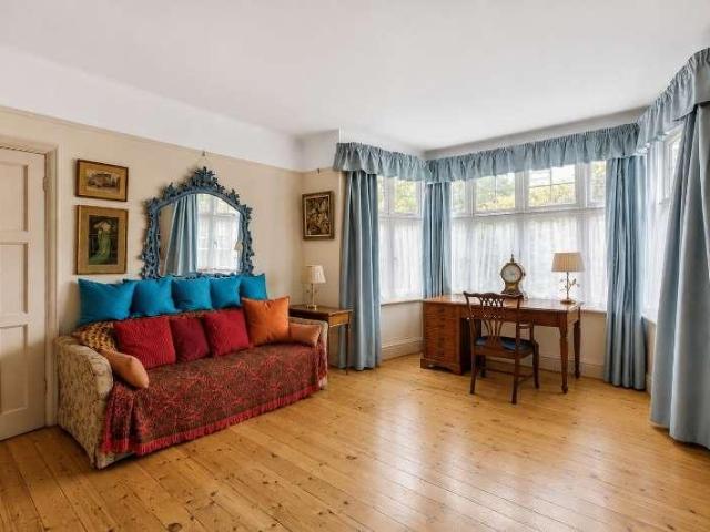 5 bed house for sale