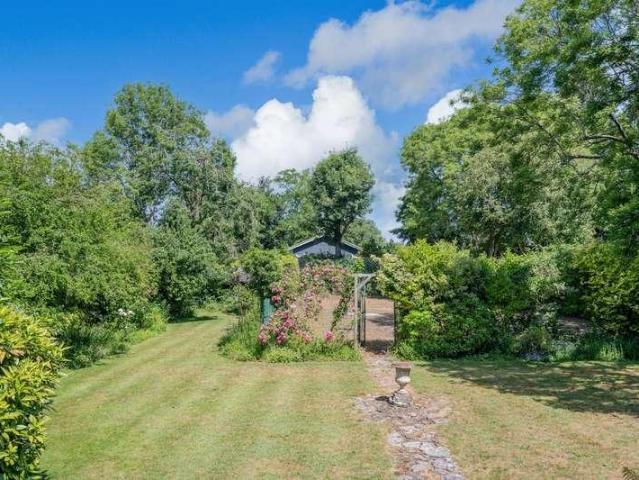 5 bed house for sale