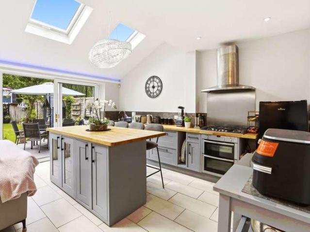 5 bed house for sale