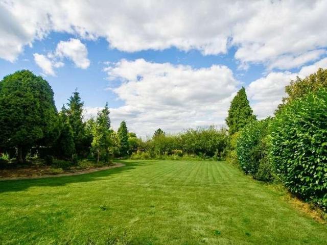 5 bed house for sale