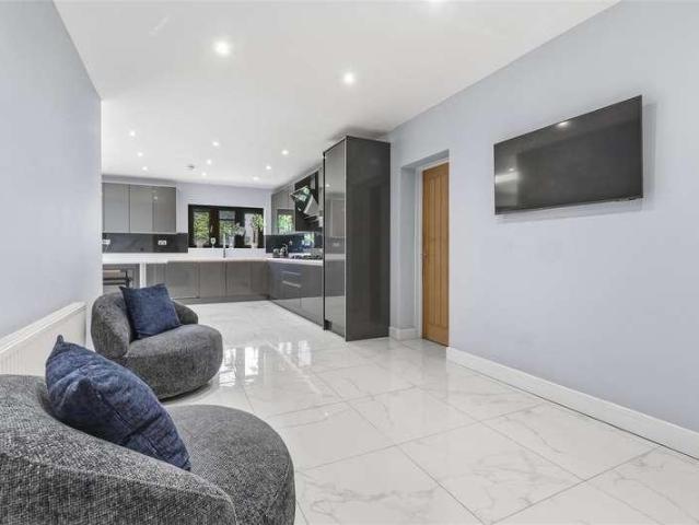 5 bed house for sale