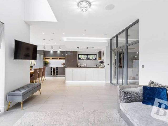 5 bed house for sale