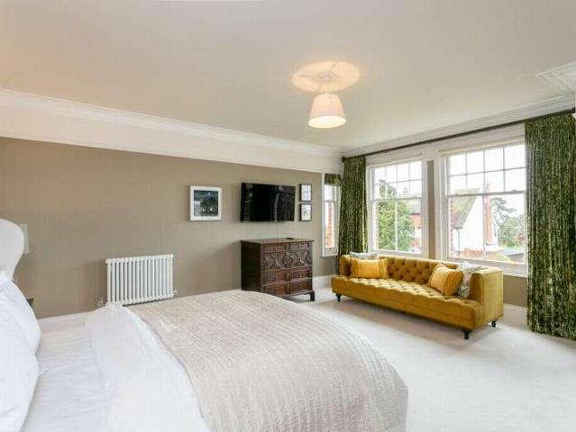 5 bed house for sale