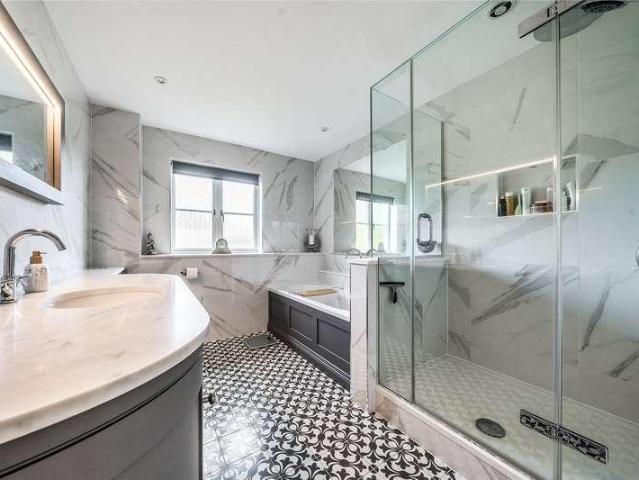 5 bed house for sale
