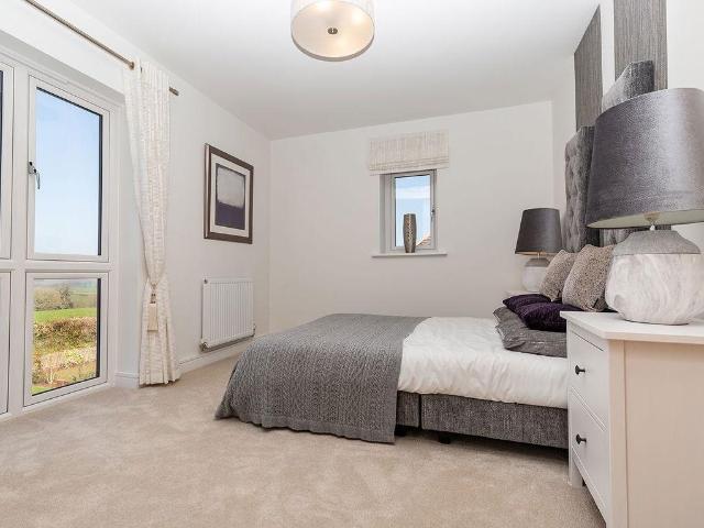 5 bed house for sale