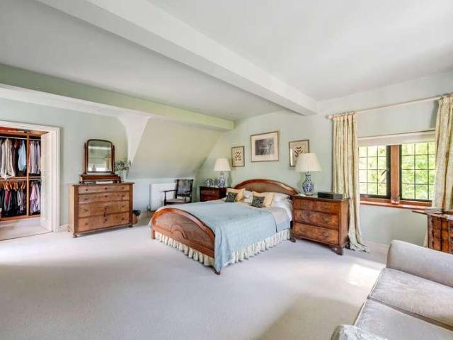 5 bed house for sale