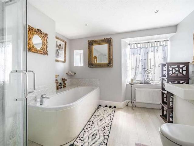 5 bed house for sale