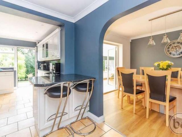 5 bed house for sale