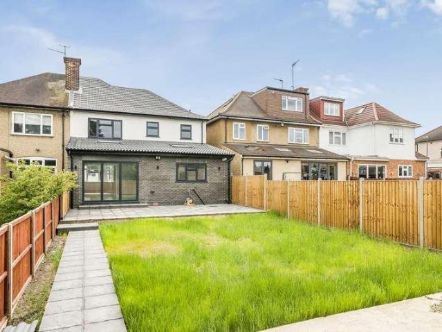 5 bed house for sale