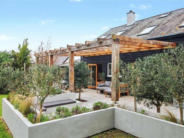 5 bed house for sale