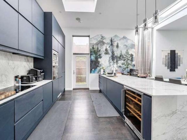 5 bed house for sale