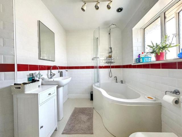 5 bed house for sale