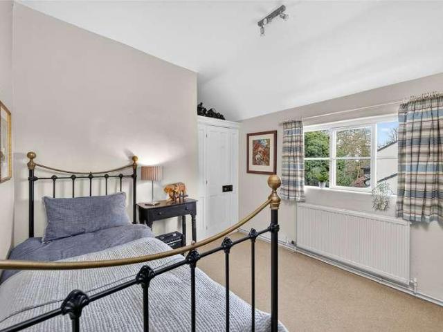 5 bed house for sale