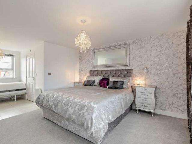 5 bed house for sale