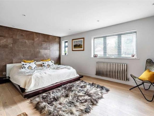 5 bed house for sale
