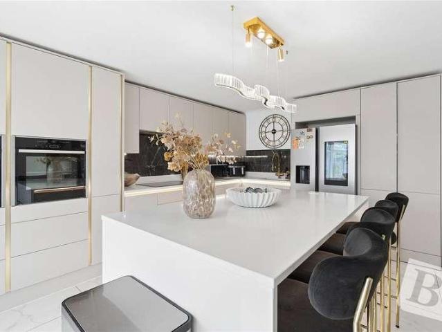 5 bed house for sale