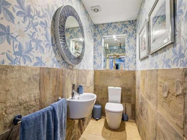 5 bed house for sale