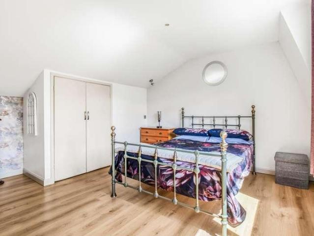 5 bed house for sale