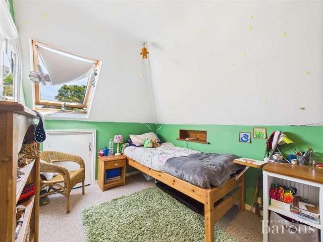 5 bed house for sale