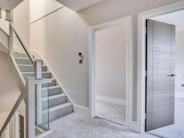 5 bed house for sale