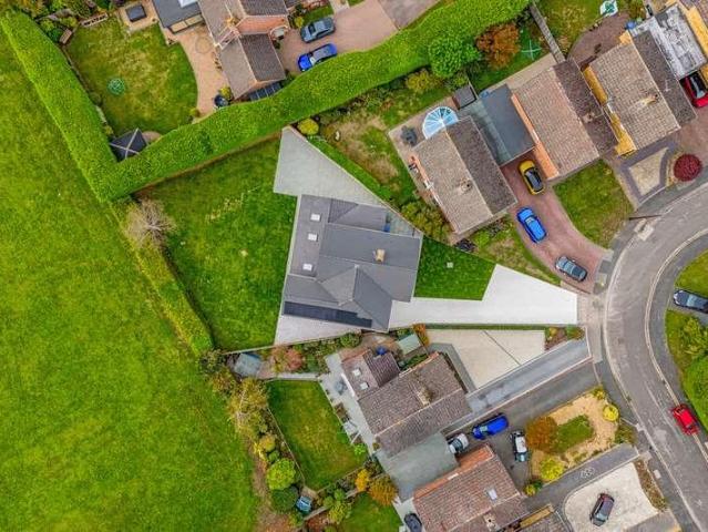 5 bed house for sale