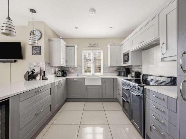 5 bed house for sale