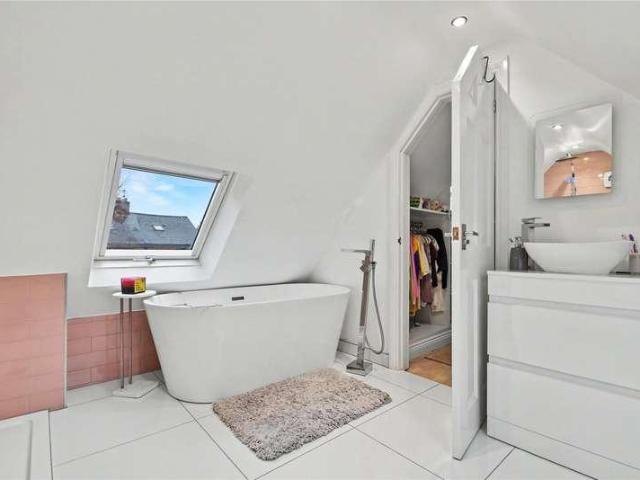 5 bed house for sale
