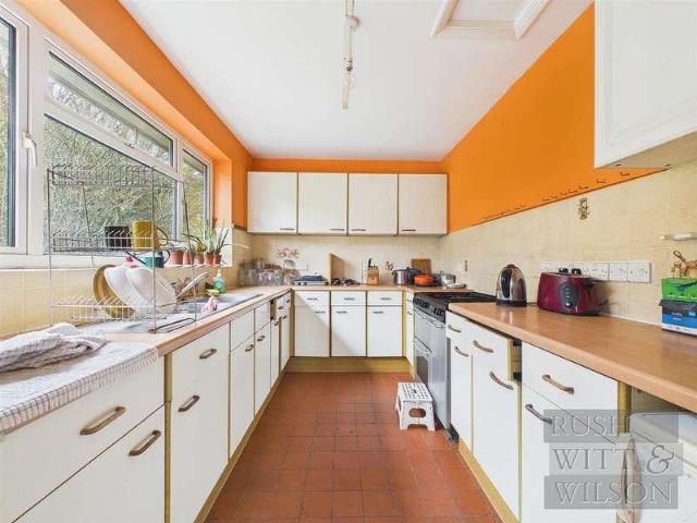 5 bed house for sale